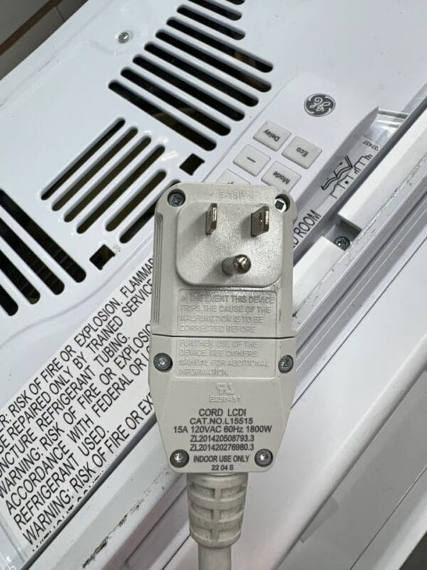 How to Tell If an Outlet Is 120V or 240V - Grus.io